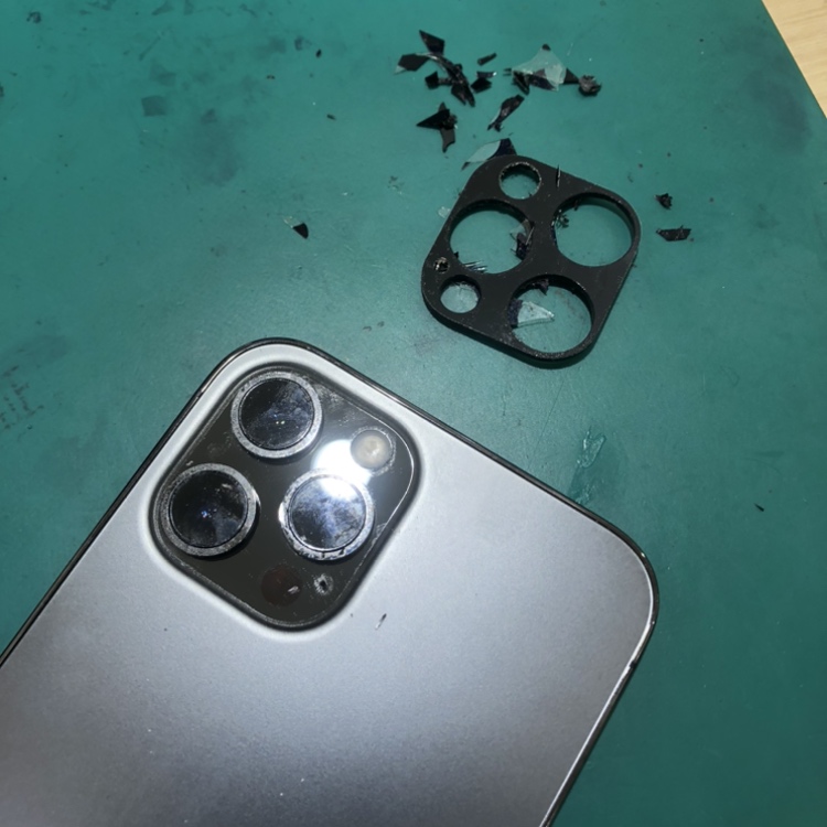【iPhone 12 Pro Max】カメラレンズフィルム、割れたまま貼っていませんか？レンズカバーの外し方、貼り替えもお任せください！ | スマホスピタル ekimo梅田店の修理速報
