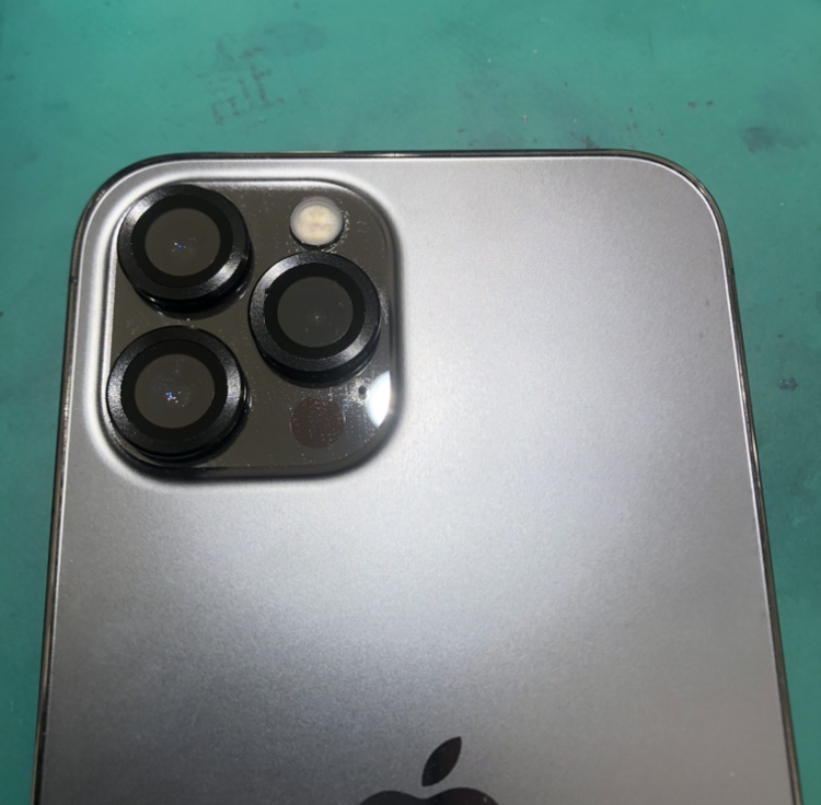 【iPhone 12 Pro Max】カメラレンズフィルム、割れたまま貼っていませんか？レンズカバーの外し方、貼り替えもお任せください！ | スマホスピタル ekimo梅田店の修理速報