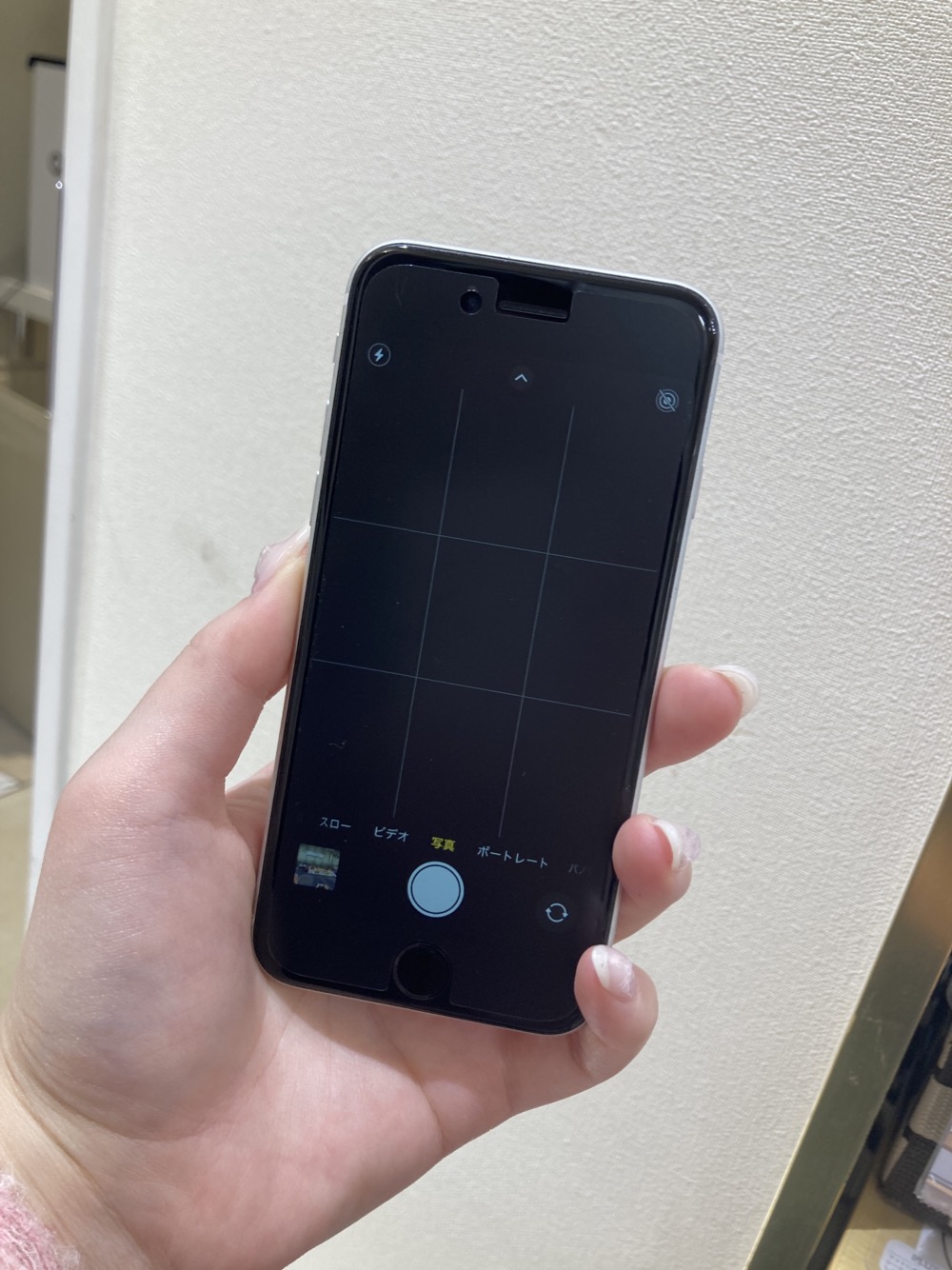 【iPhone修理】iPhoneSE2の外側カメラが真っ暗に!?パーツ交換で改善する可能性があります！ | スマホスピタル ekimo梅田店の修理速報