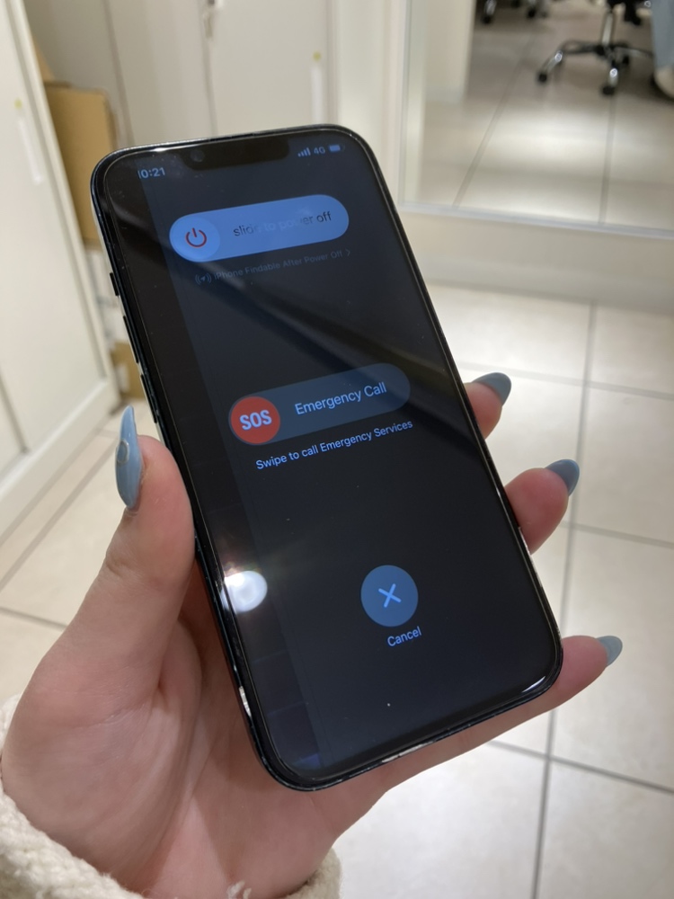 【iPhone14】画面左側が真っ暗になってタッチが全くきかない…⁉画面交換で即日修理できますよ！ | スマホスピタル ekimo梅田店の修理速報
