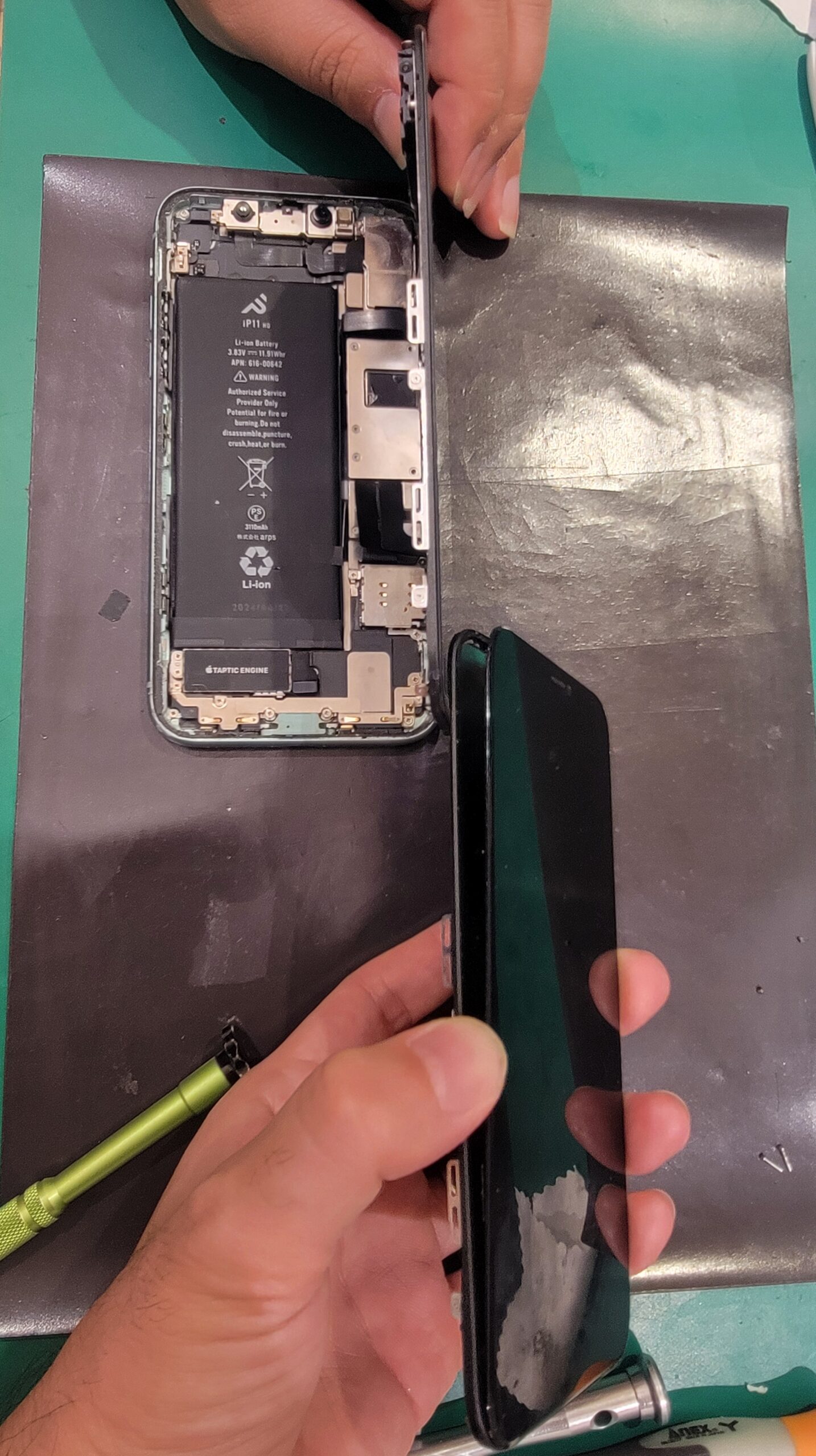 【iPhone】iPhoneのベゼル剥がれ？で画面が映らない原因と対処法 | スマホスピタル ekimo梅田店の修理速報