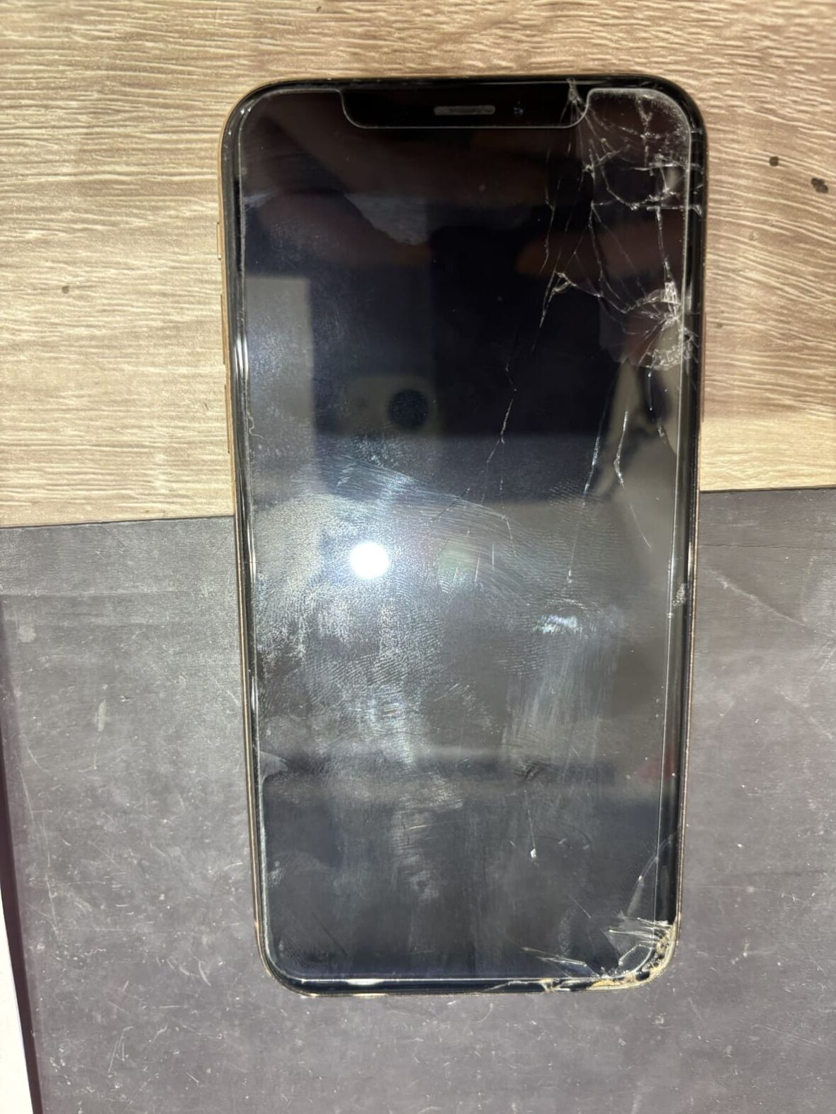 iPhoneXSの画面が割れてしまった…即日で修理出来ます！！ | スマホスピタルイオンタウン茨木太田店の修理速報