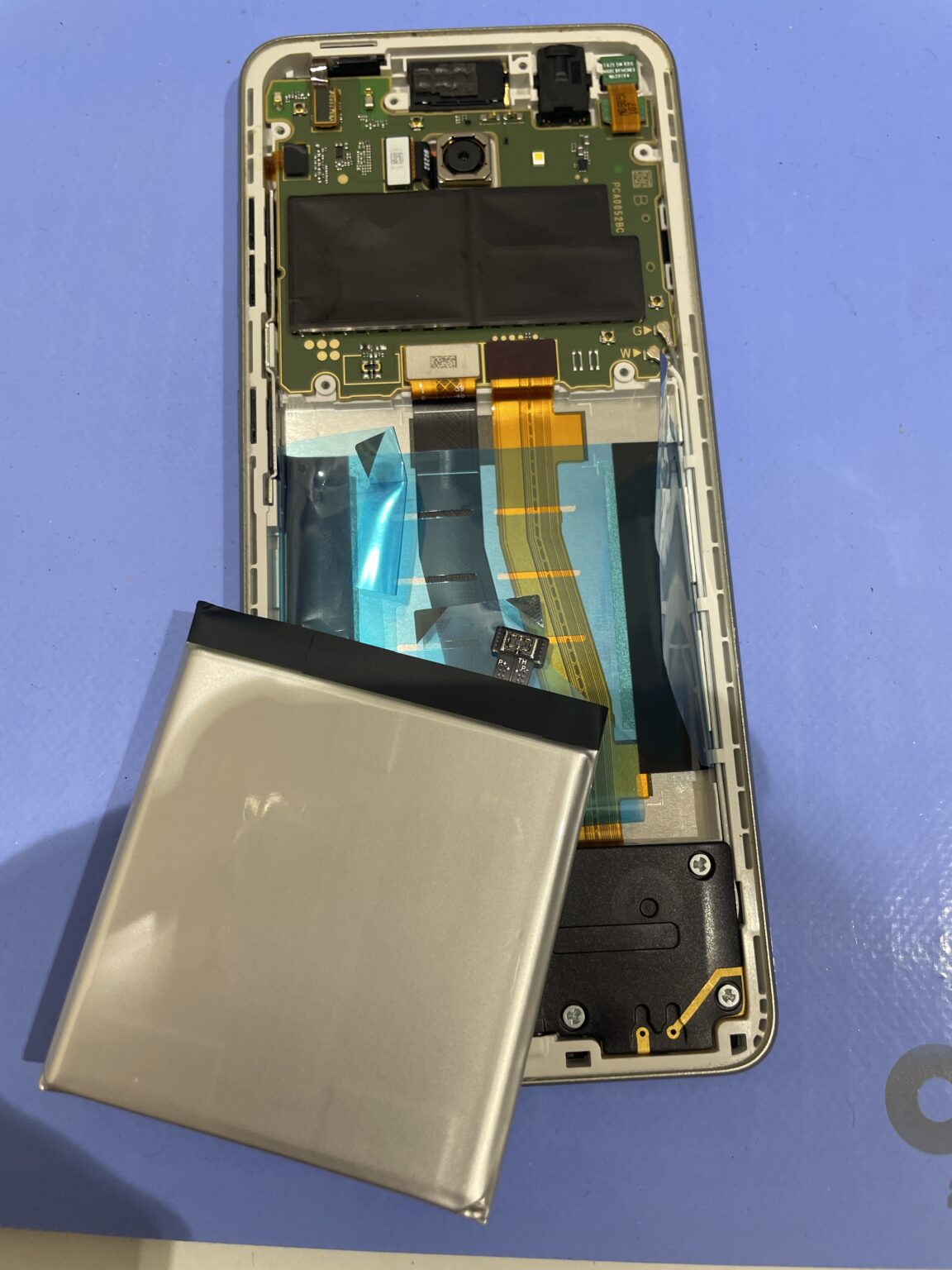 BASIO4(KYV47)バッテリー交換おこないました。くずはモール