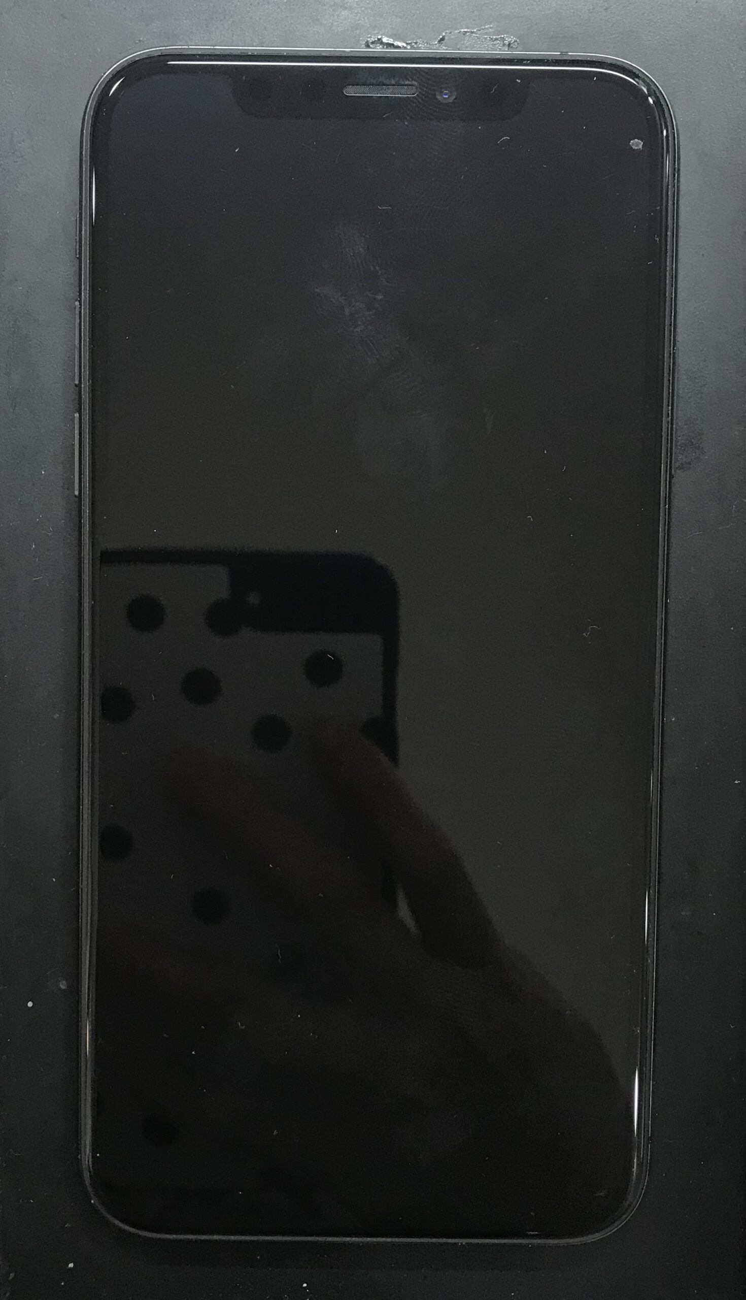 【iPhoneXS】画面が映らない端末の画面交換事例をご紹介！ （スマホスピタル江坂店 大阪府 吹田市） | スマホスピタル江坂店の修理速報