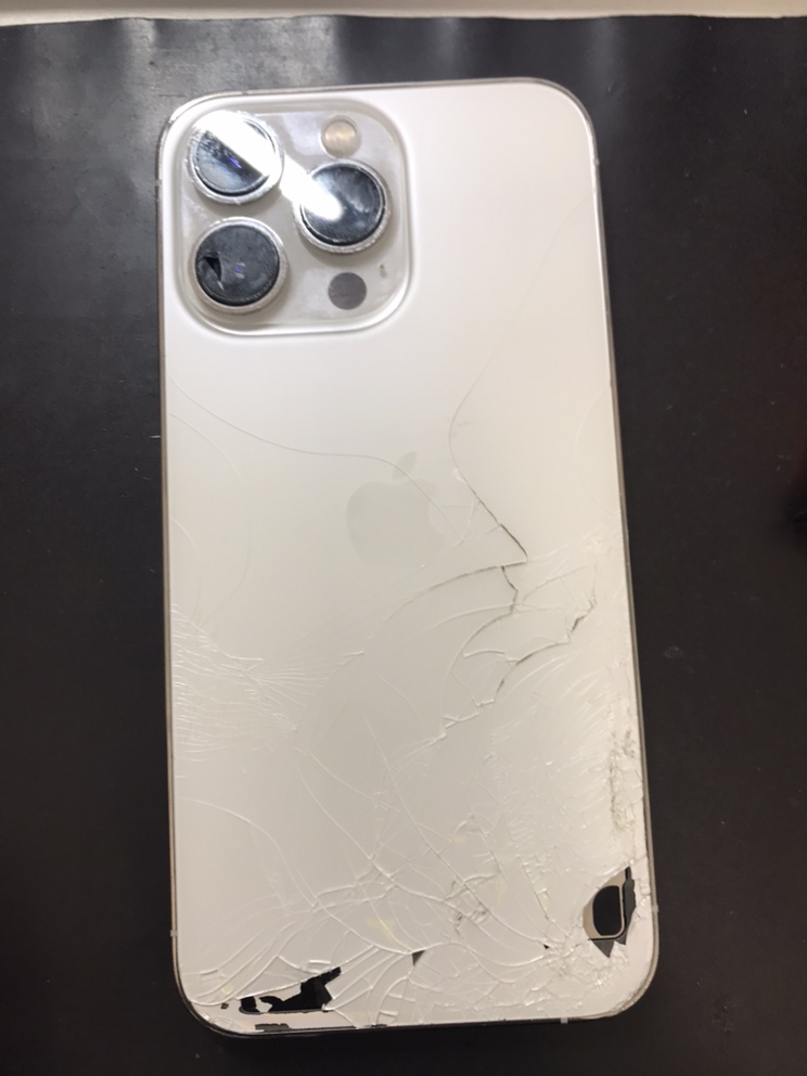 背面ガラスがバキバキに割れてしまった【iPhone 13 Pro】背面 背面ガラスがバキバキに割れてしまった【iPhone 13 Pro】背面